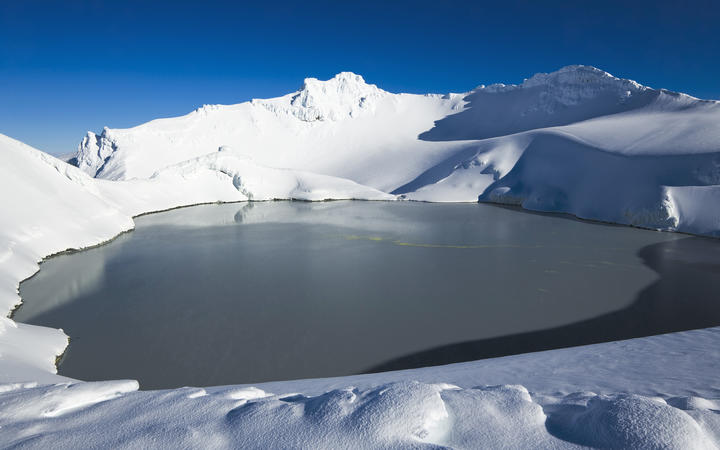 Steam cloud briefly appears above Mt Ruapehu | New Zealand Geographic